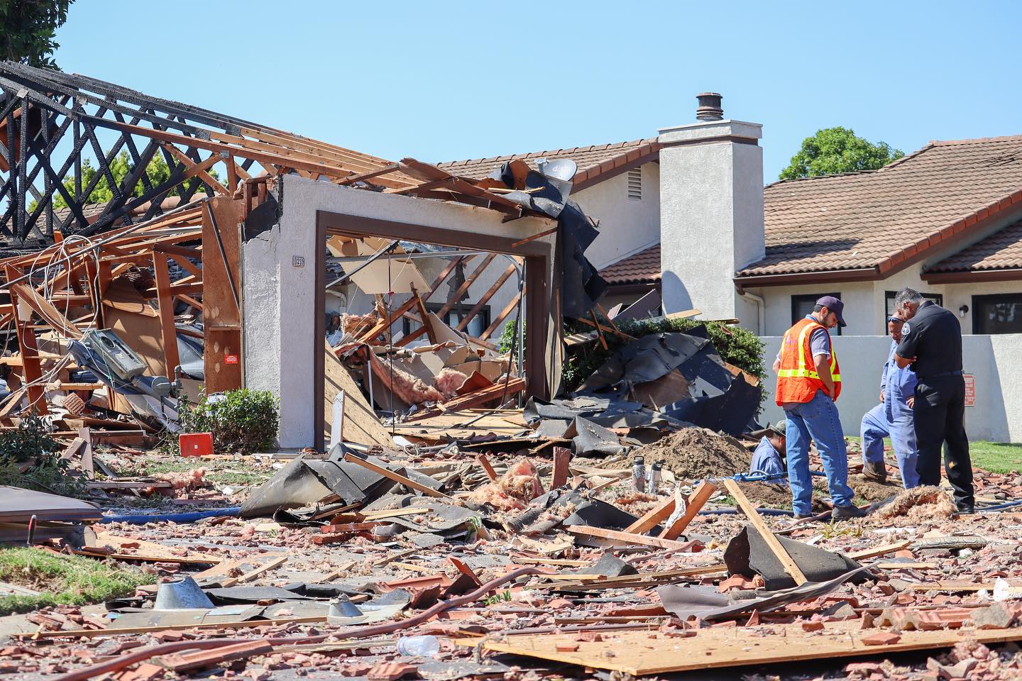Open natural gas outlet caused Santa Maria house explosion