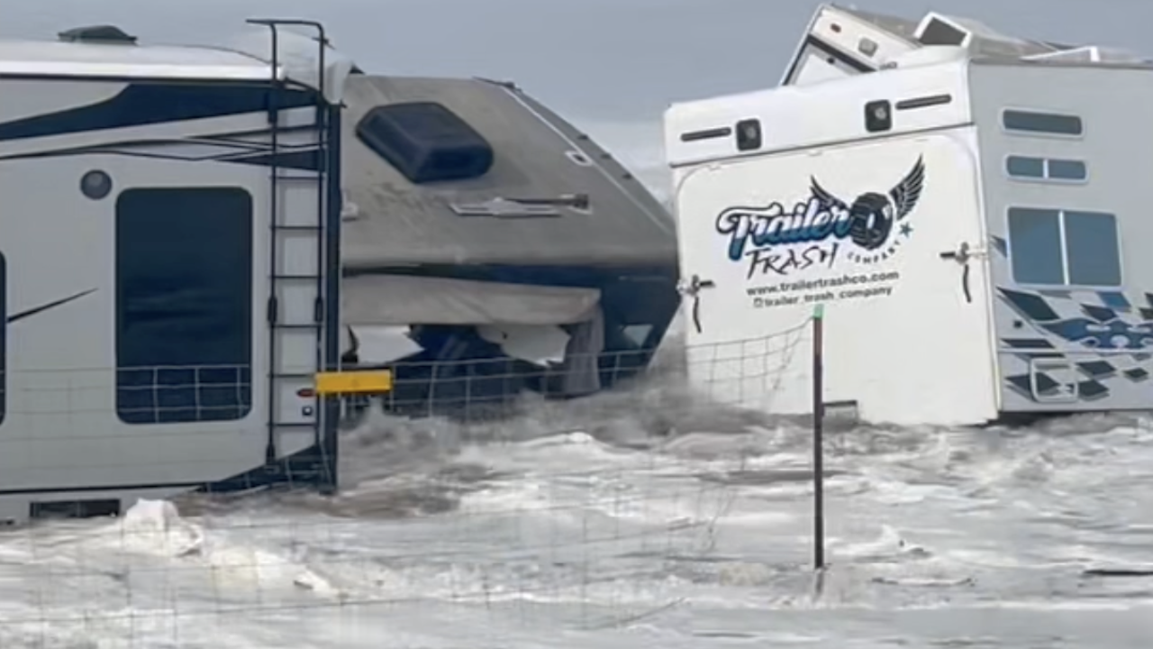 Giant waves and fencing trap campers at Oceano Dunes, video