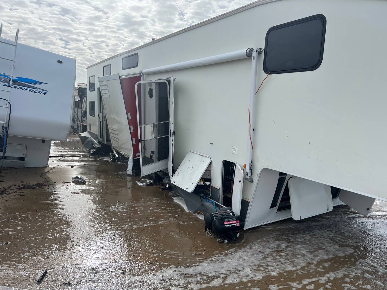 Giant waves and fencing trap campers at Oceano Dunes, video